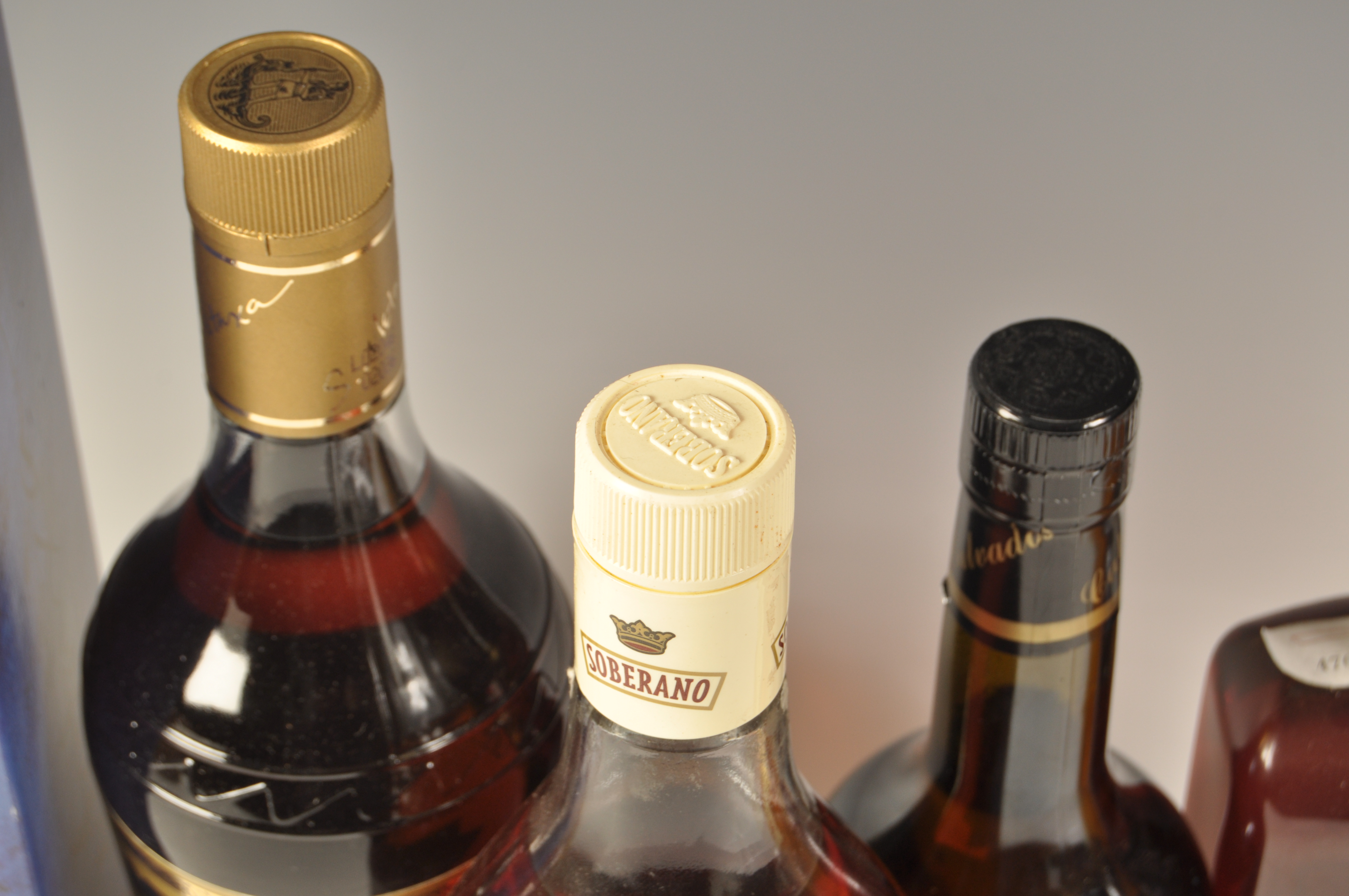 A collection of mixed alcohol to include Soberano 1L 30%, Veterano ...