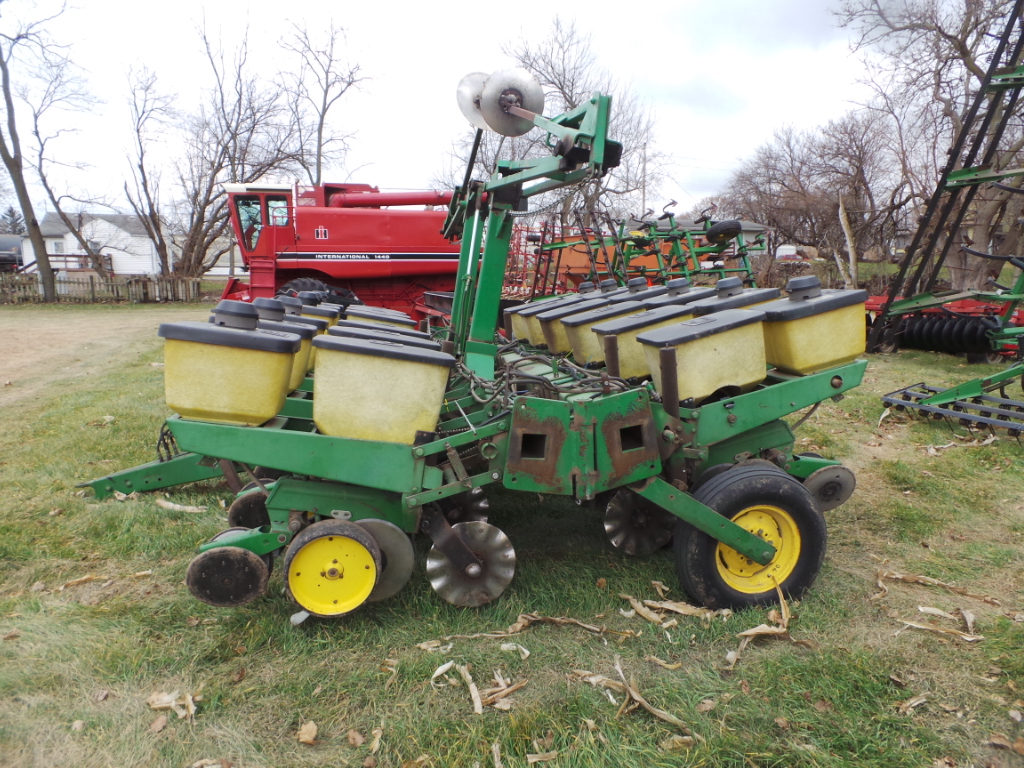 JD 7000 12 Row Planter