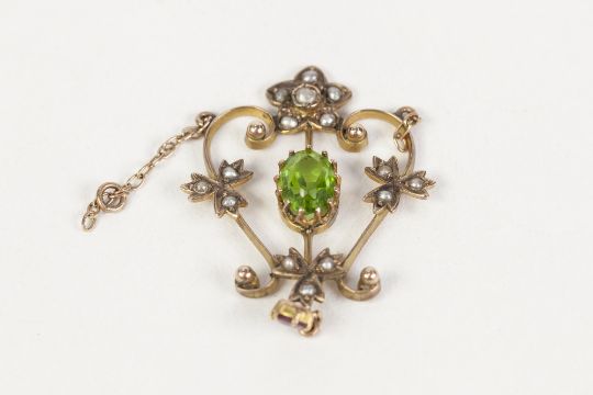 EDWARDIAN GOLD ART NOUVEAU OPEN SCROLL HEART SHAPED PENDANT, set with ...