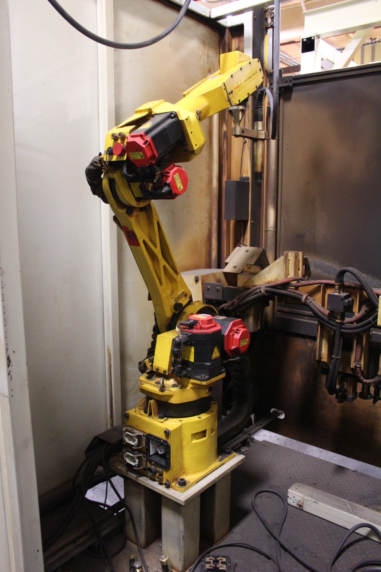 w/ (2) Fanuc Arc Mate 100i-B 6-Axis Welding Robots, S/N's R04Z75797 ...