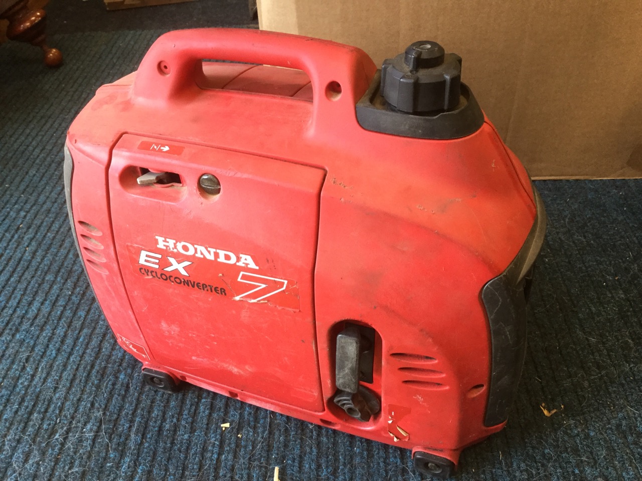A Honda Ex7 Cyloconverter petrol generator, the quiet machine running ...