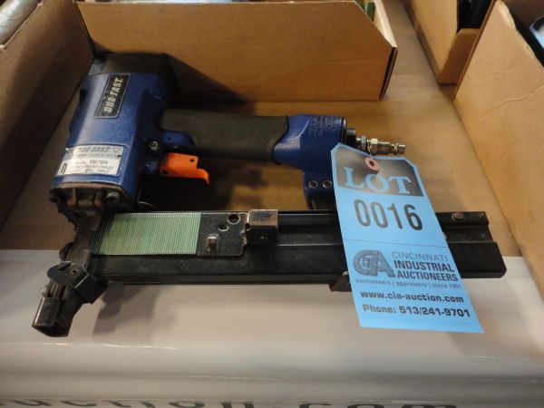 DUO-FAST MODEL SM-7664 PNEUMATIC STAPLE GUN WITH STAPLES