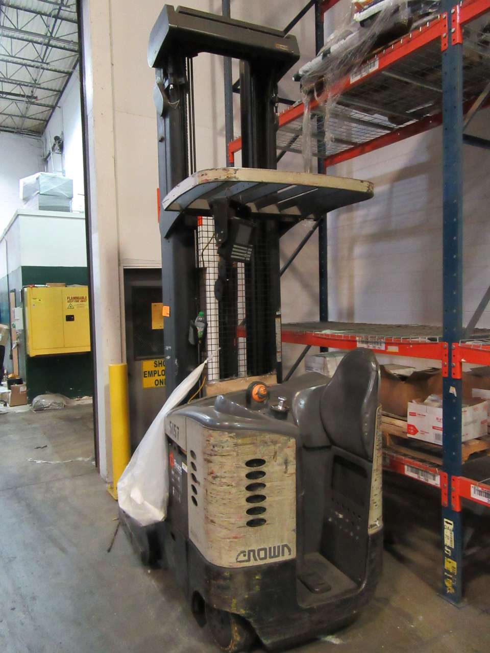 Crown RR 5000 Series Stand Up Forklift No battery, 4,500lb capacity S/N ...