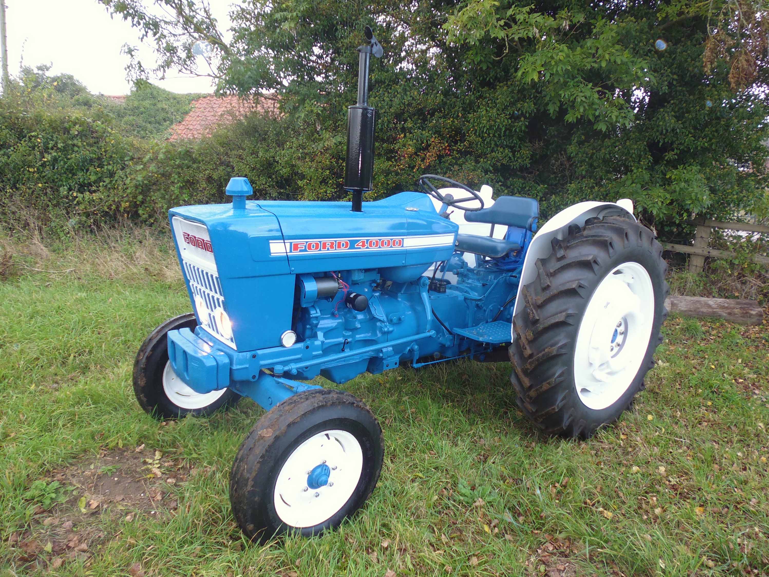 Ford 4000 Force 2WD tractor. S/N B955253. 1975. Dating code 5F27B. 13.6/12/36 rear wheels and tyr