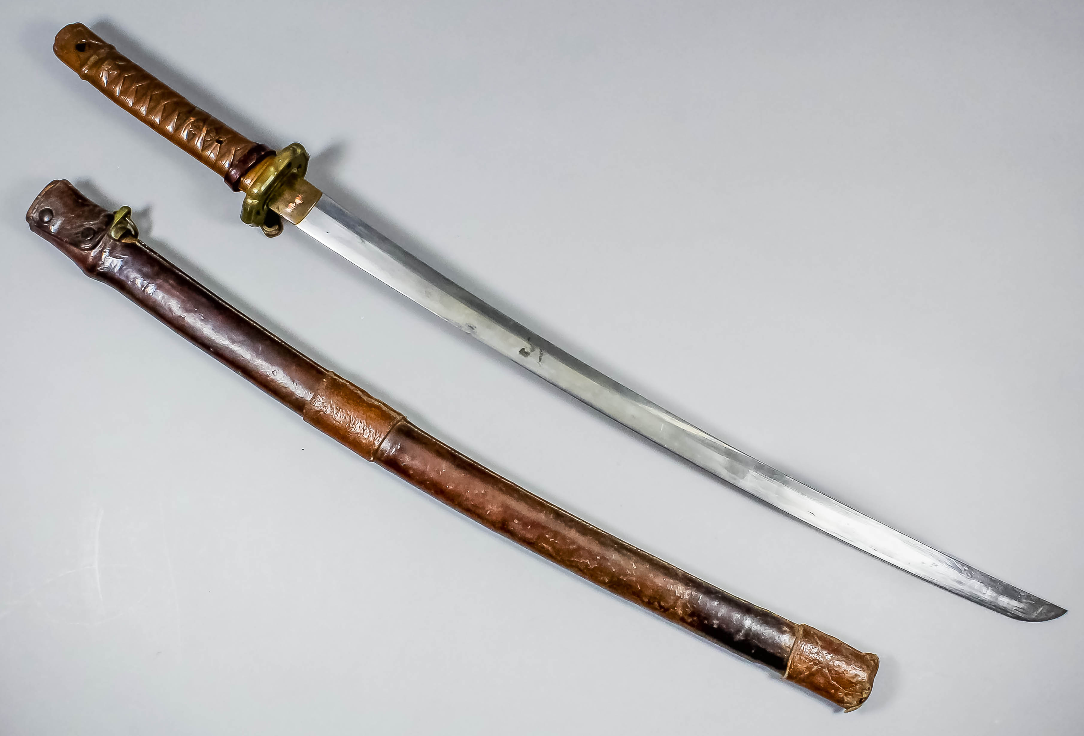 A Japanese World War II NCO shin gunto, the 25.75ins bright steel blade ...