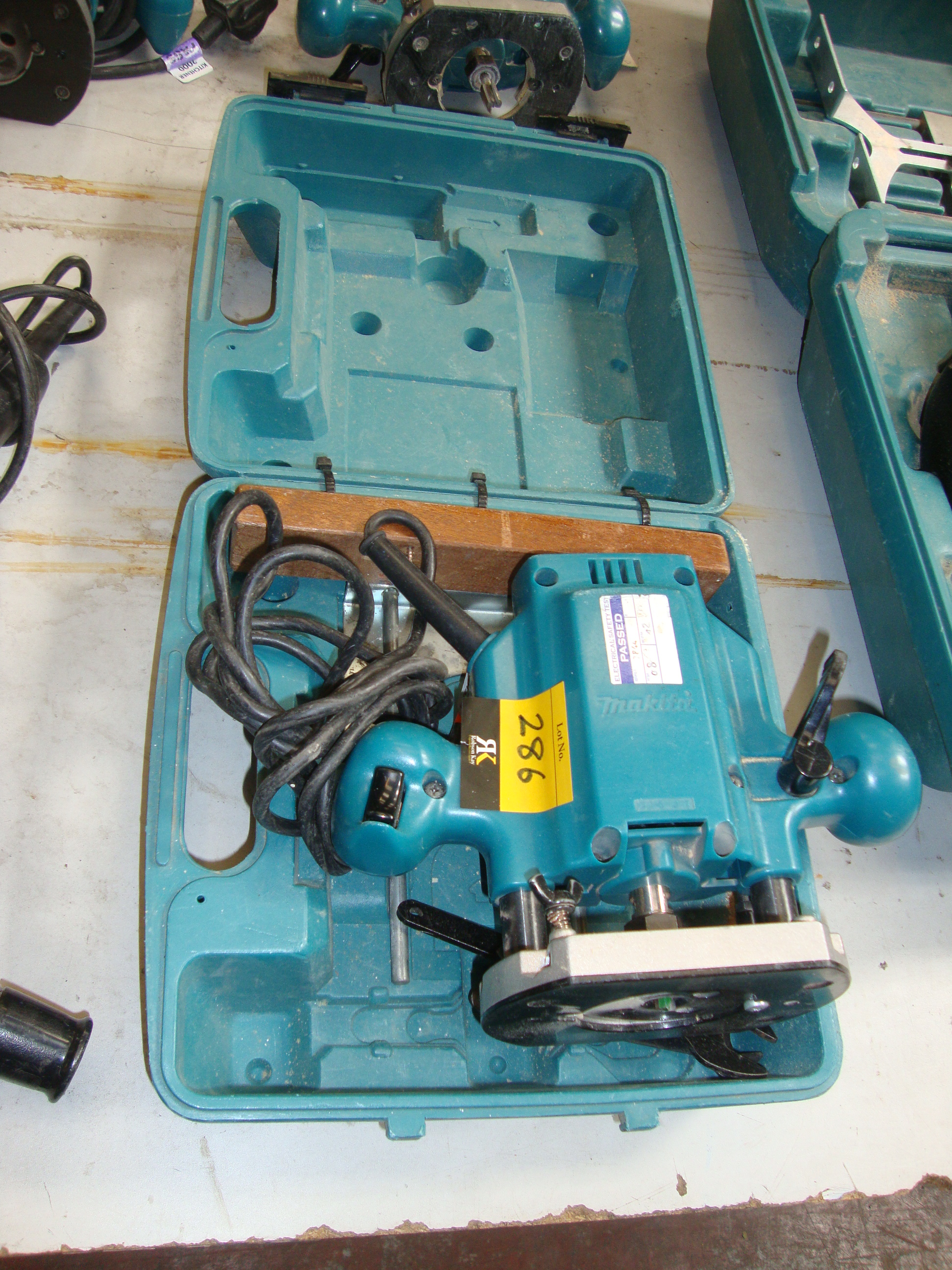Makita model 3620 hand-held router, including case