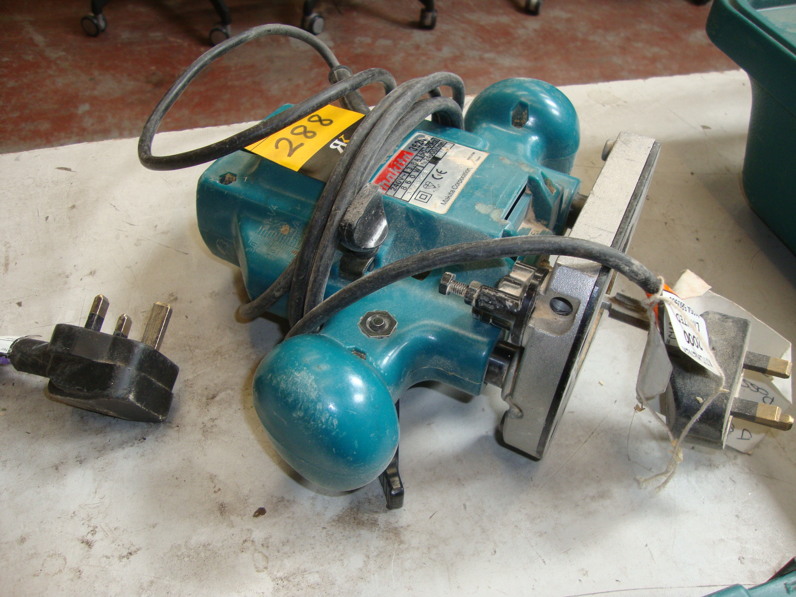 Makita model 3620 hand-held router