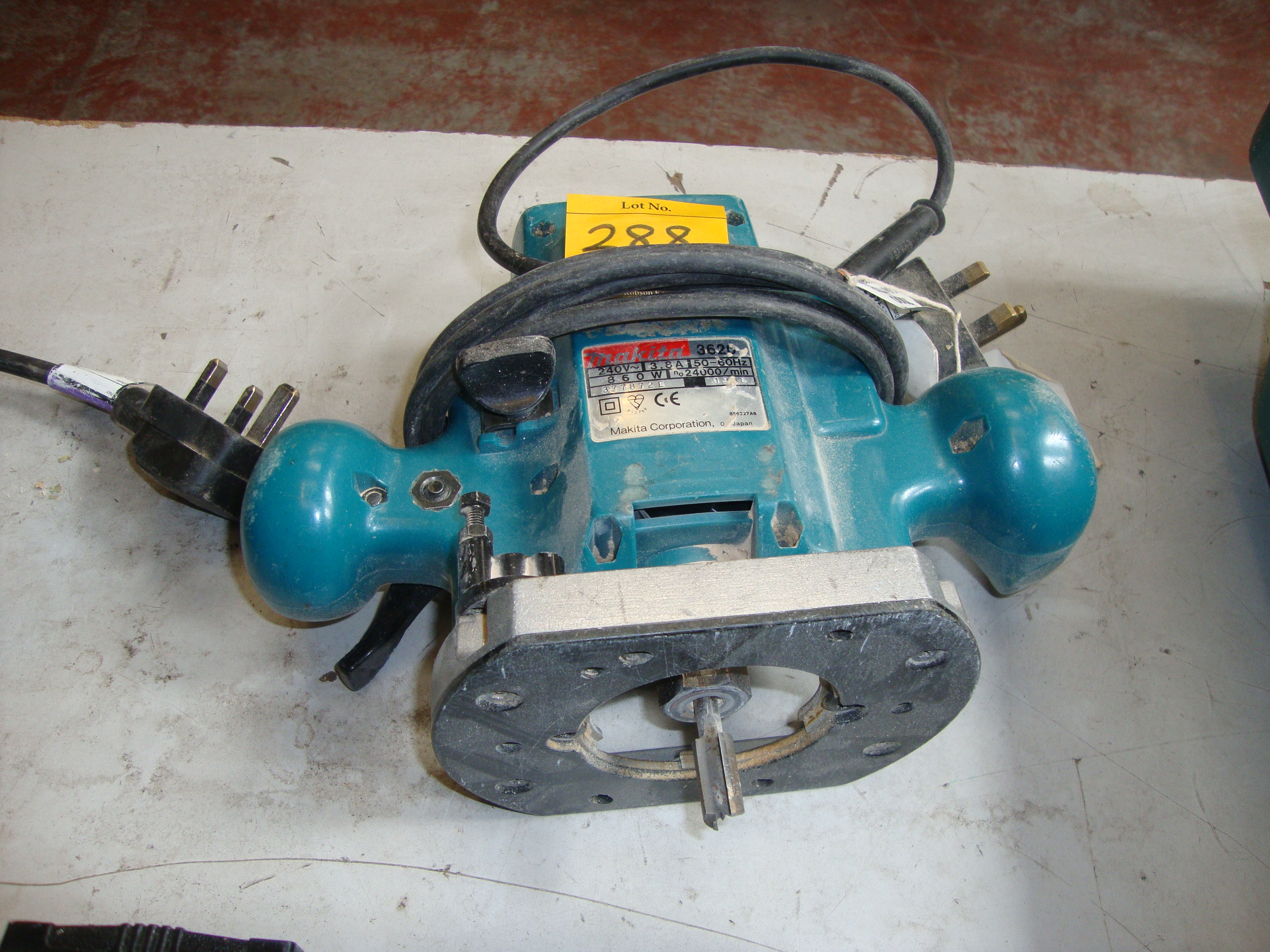 Makita model 3620 hand-held router