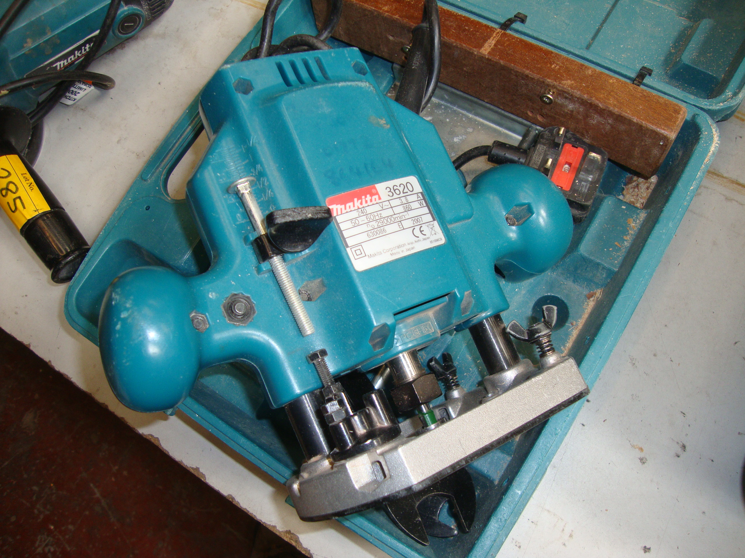 Makita model 3620 hand-held router, including case