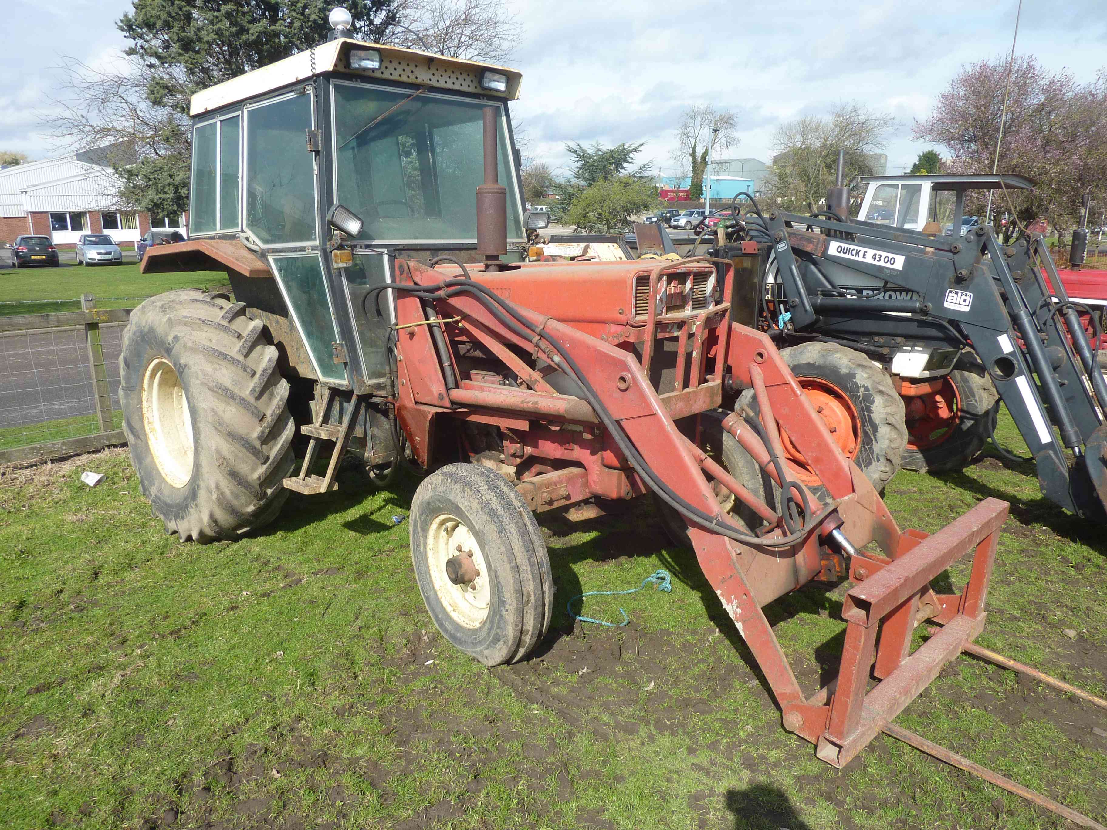 5016 Case International 884 tractor and loader