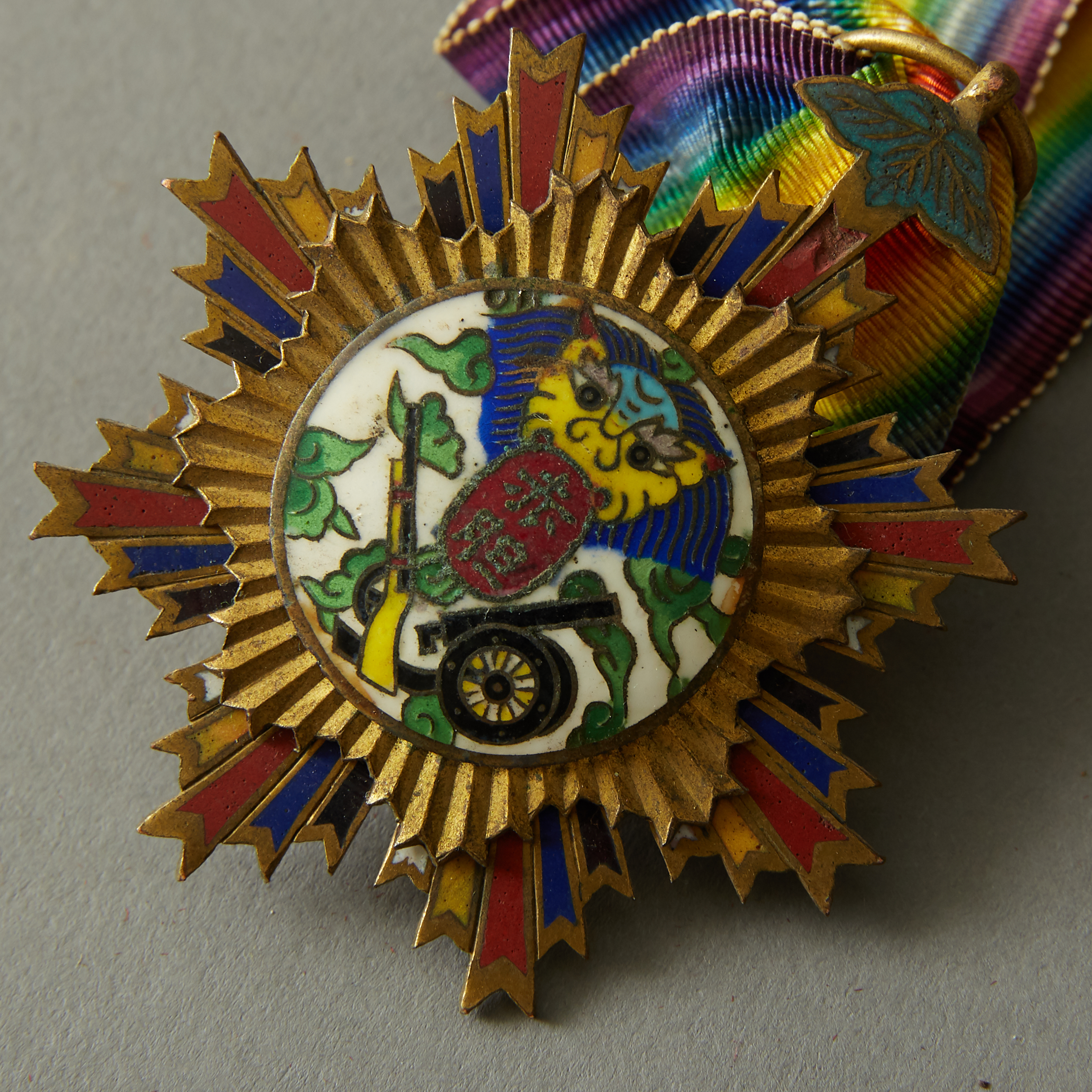 An excellent Chinese medal of the KMT; this award is known as the "red ...