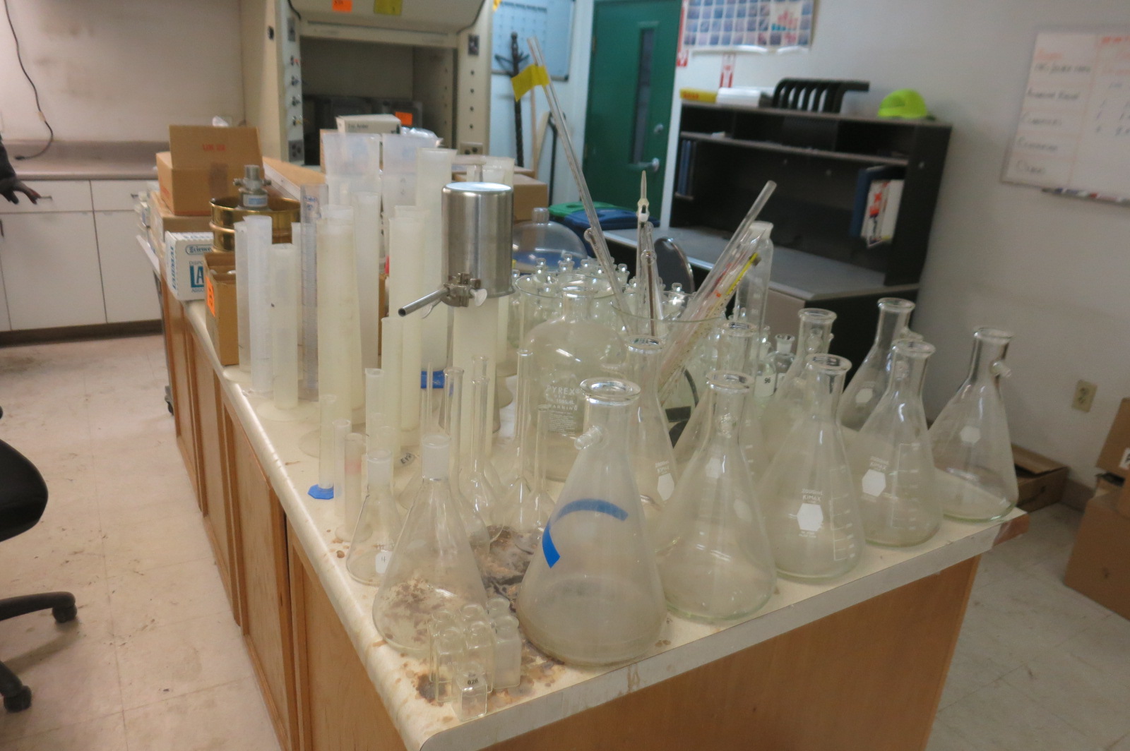 [Lot] Assorted labware as shown