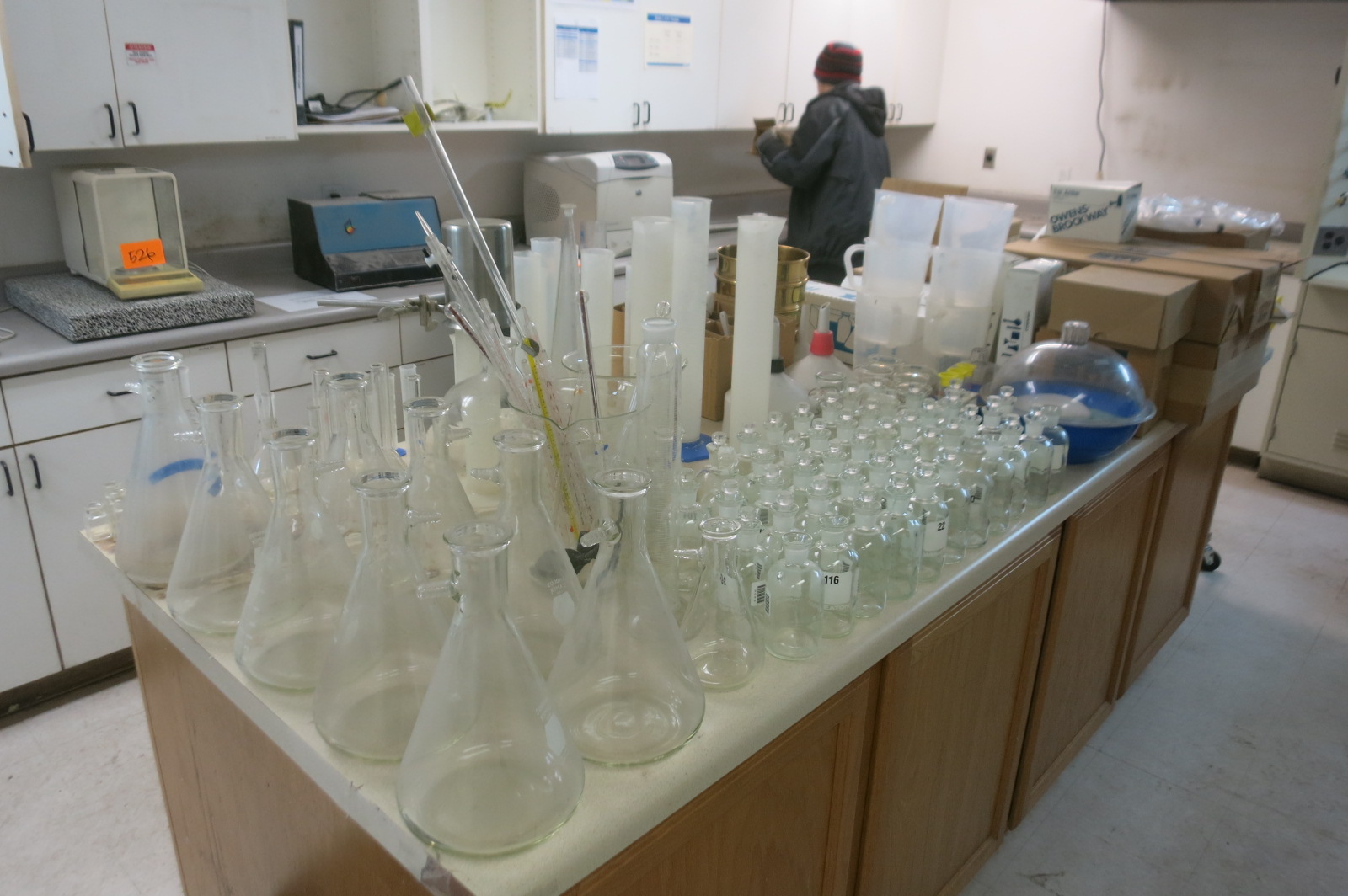 [Lot] Assorted labware as shown