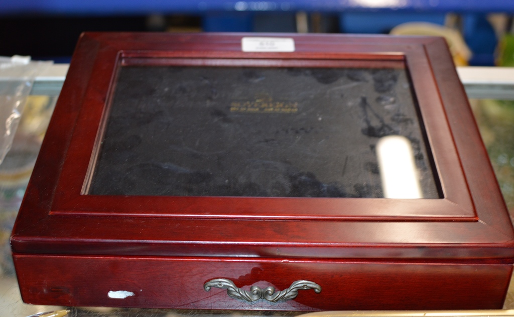 SOVEREIGN COIN DISPLAY CASE