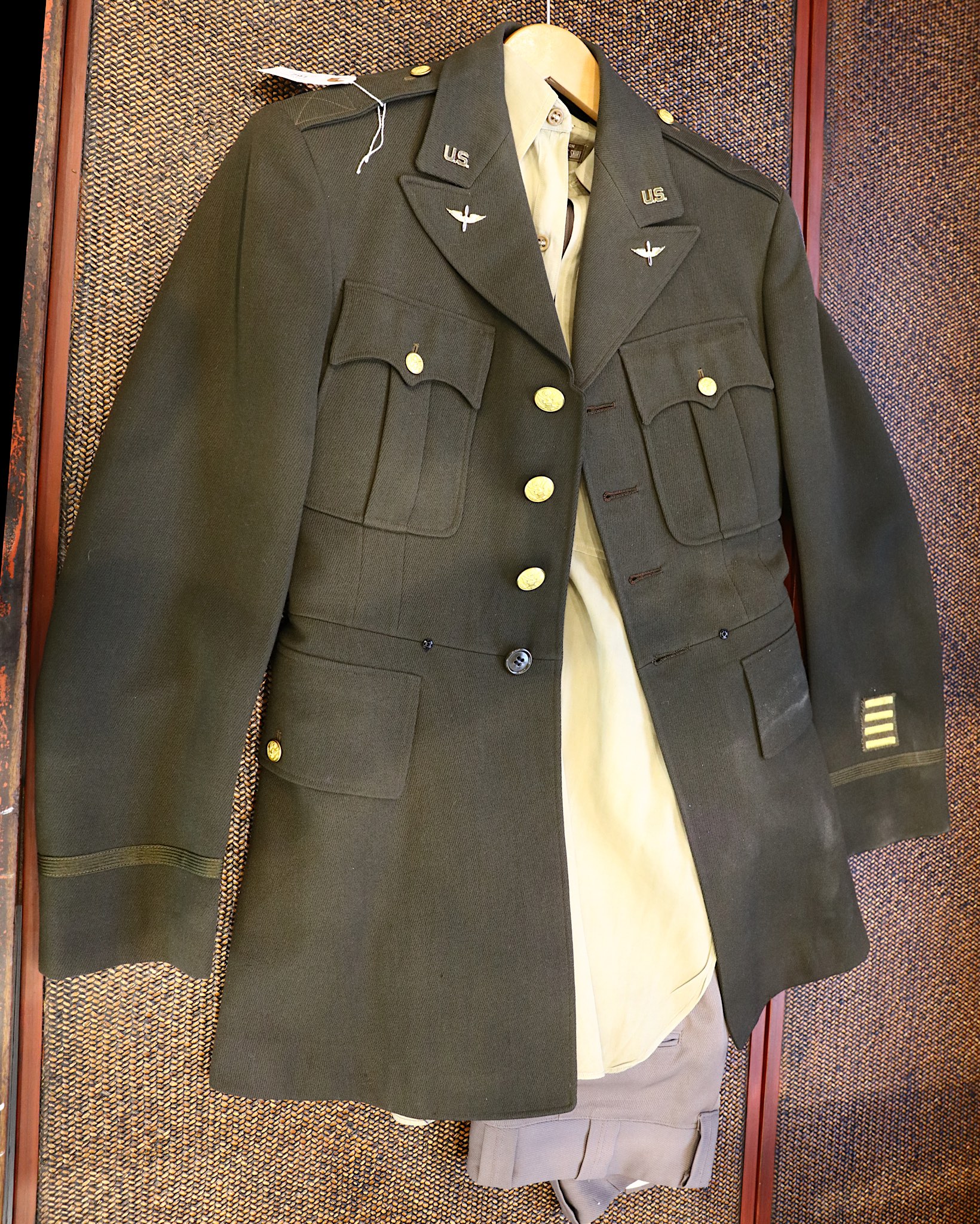 American officers green class A uniform.