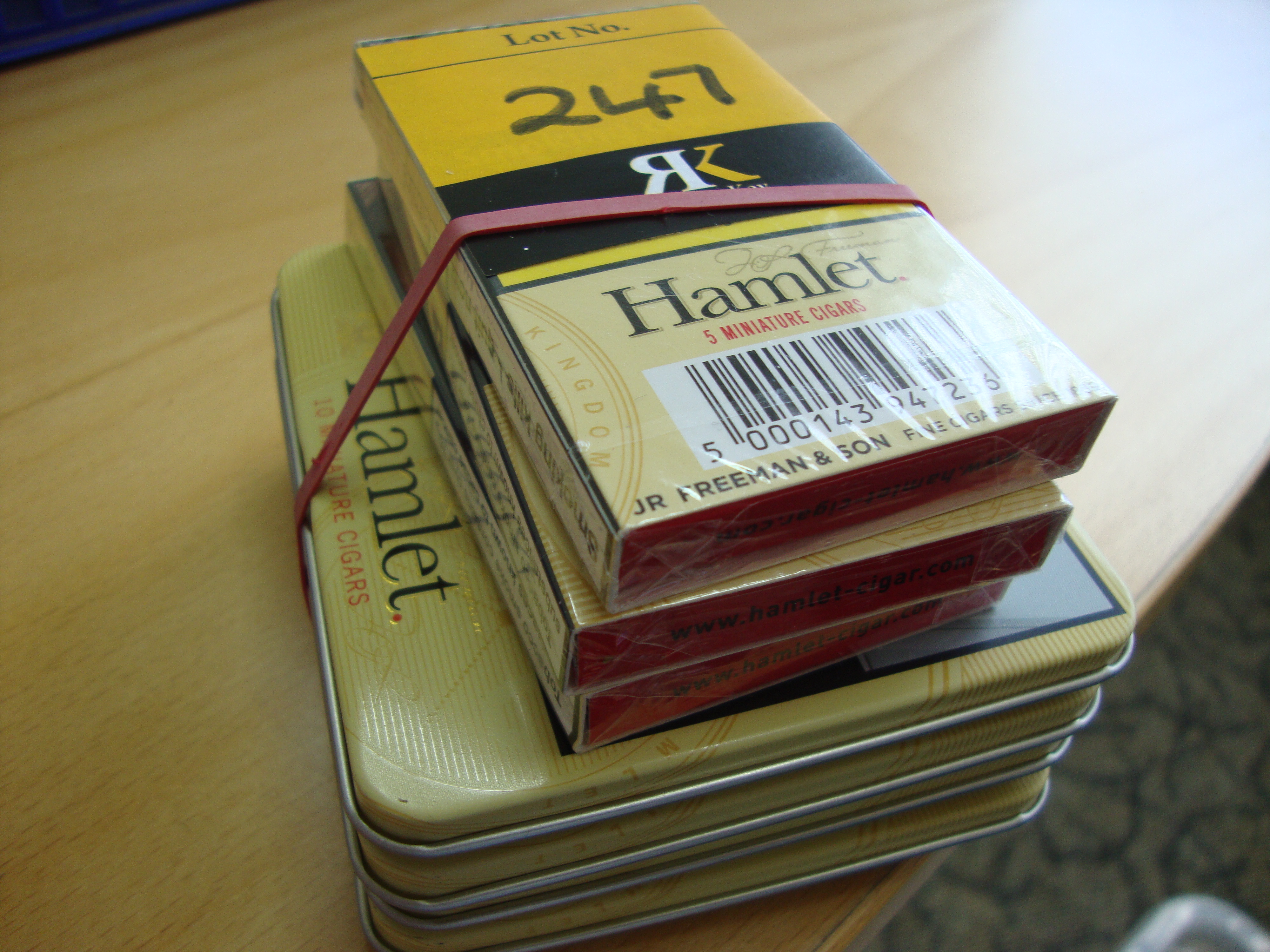 Hamlet cigar lot comprising 4 tins, each containing 10 miniature cigars ...