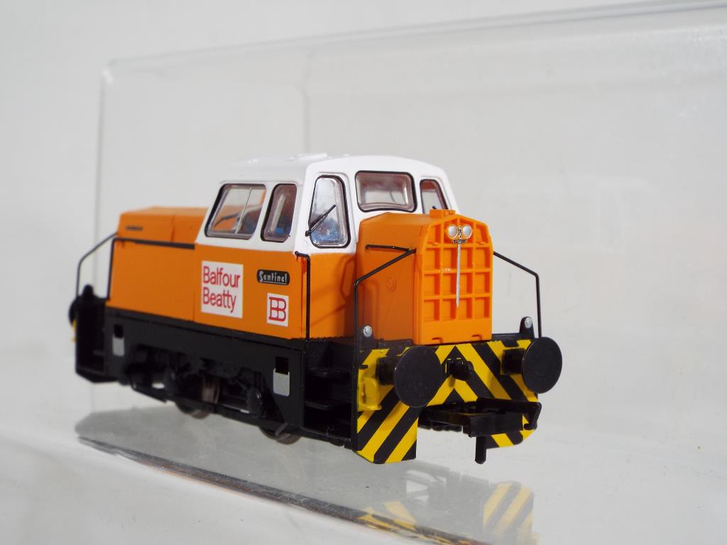 Model Railways - Hornby OO gauge Sentinel diesel locomotive in Balfour ...