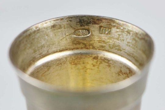Drei Wodkabecher, Silber, Russland, Punze Kopf mit 875, Kopf 84, jew. Kelchbecher auf Balustersch