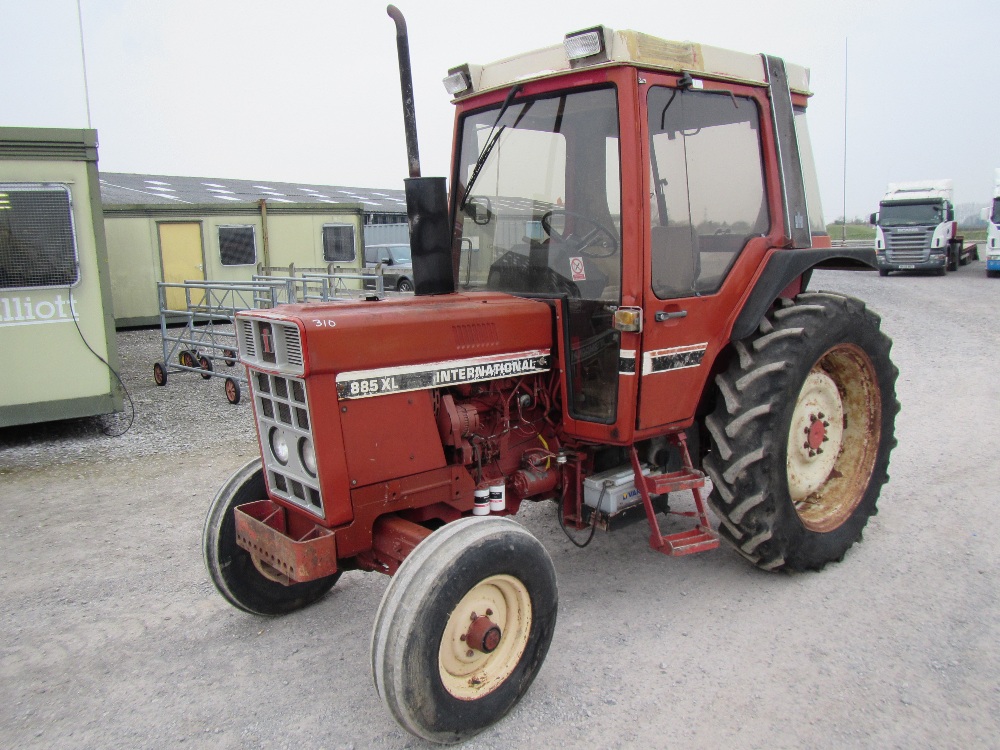 International 885 XL 2WD Tractor