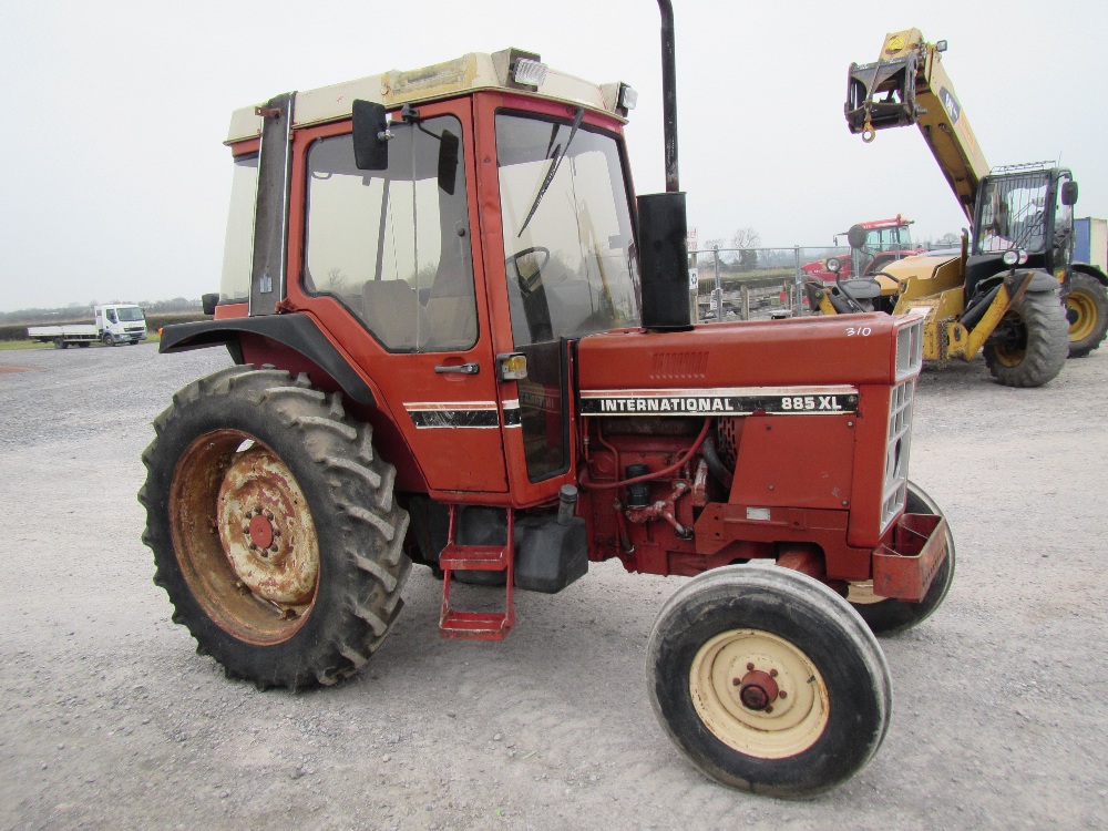 International 885 XL 2WD Tractor