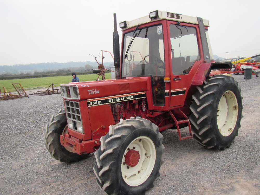 International 856 XL Tractor