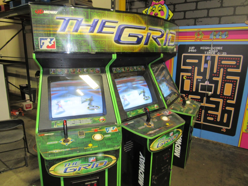 THE GRID 3 PLAYER MIDWAY CLASSIC ARCADE GAME L@@K!. Item is in used ...