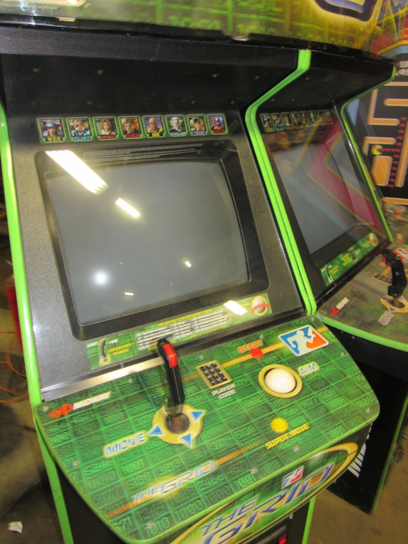 THE GRID 3 PLAYER MIDWAY CLASSIC ARCADE GAME L@@K!. Item is in used ...