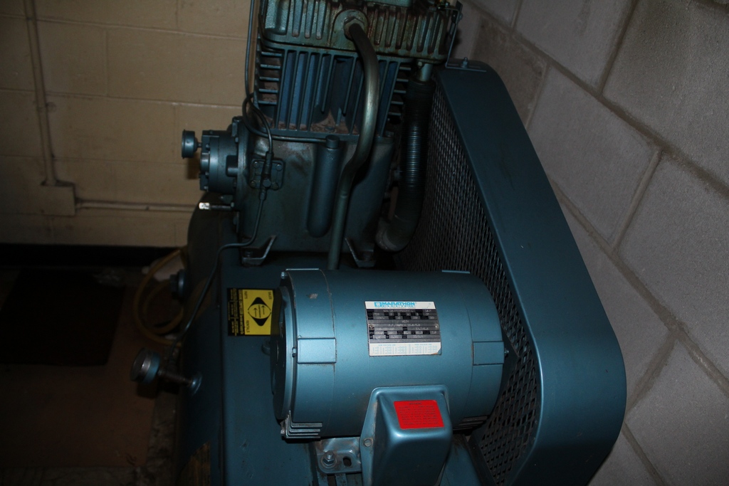 QUINCY MODEL 325 5HP AIR COMPRESSOR