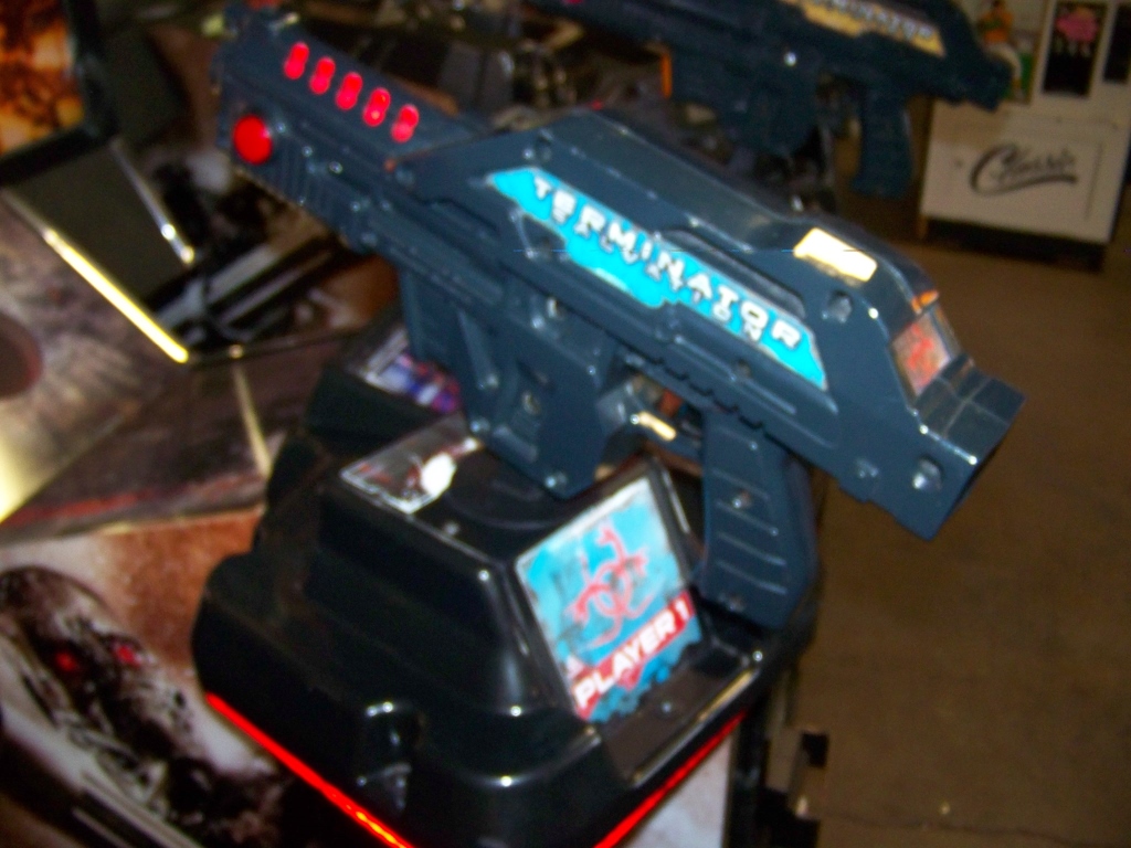 TERMINATOR SALVATION 32" FIXED GUN ARCADE GAME Item is in used ...