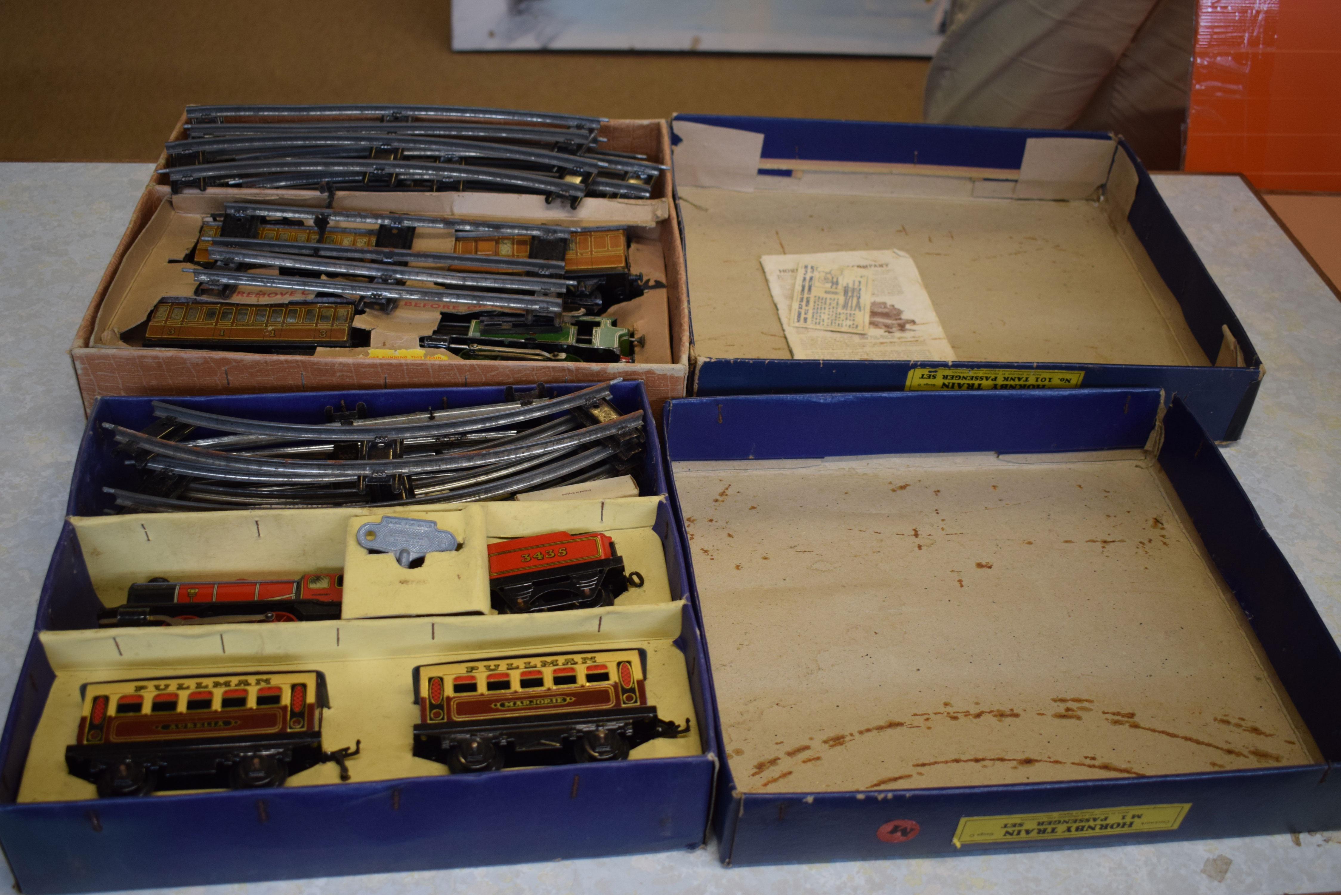 Two post-war Hornby '0' gauge clockwork train sets: Complete M1 (M ...