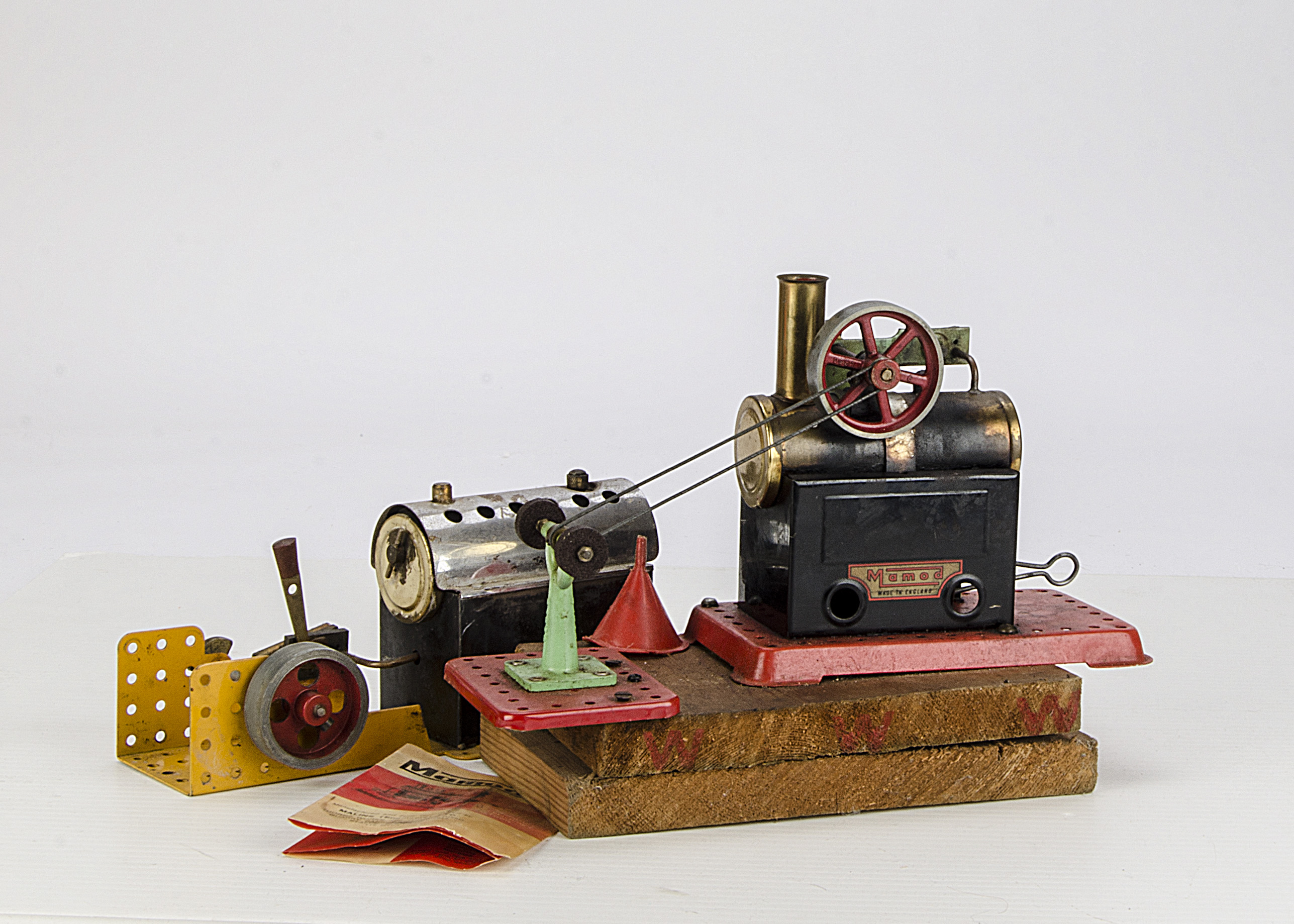 Mamod and Meccano Stationary Steam Engines, Mamod Minor No 2 on red ...