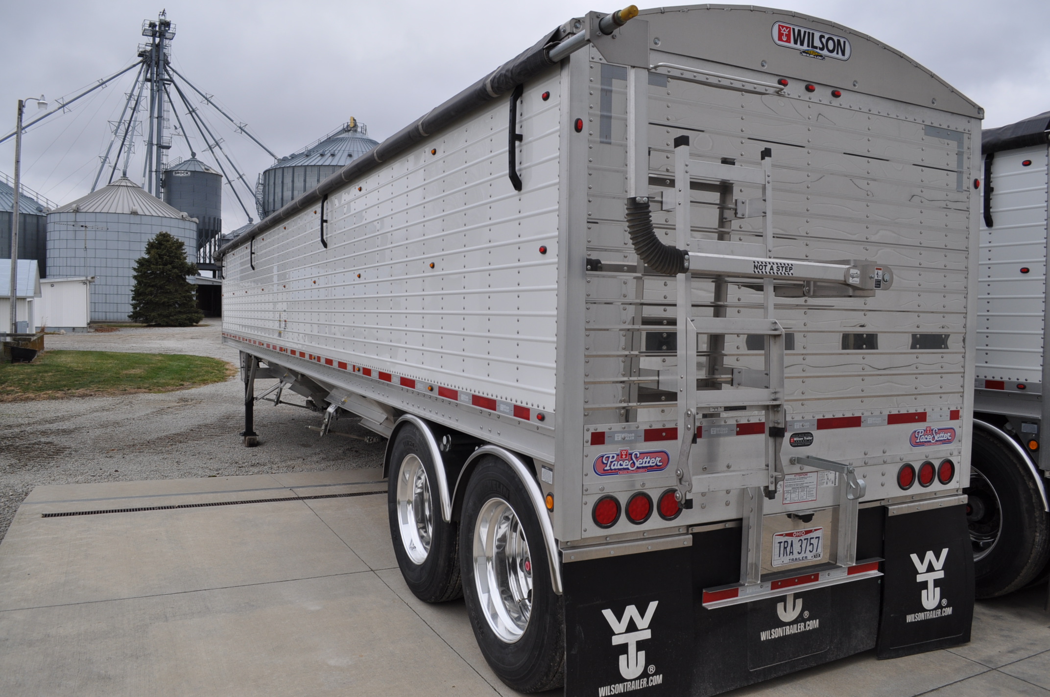 { Choice of lots: 55 } 2015 Wilson 41’ grain trailer, elec roll tarp ...