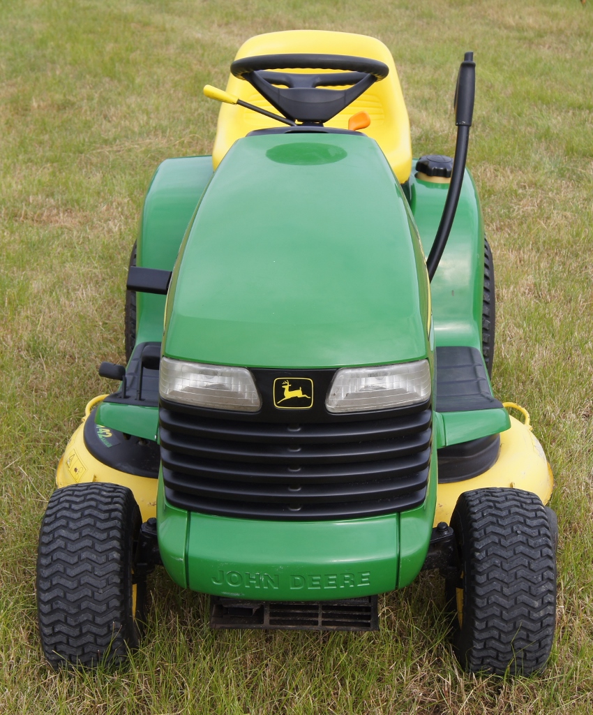 John Deere LT166 ride on mower with 42” mulch deck. Petrol. Very clean ...