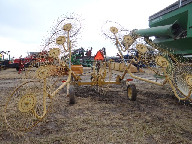 Vermeer WR22 Wheel Rake 10 Wheel w/Center Kicker, Manuals in the Shed