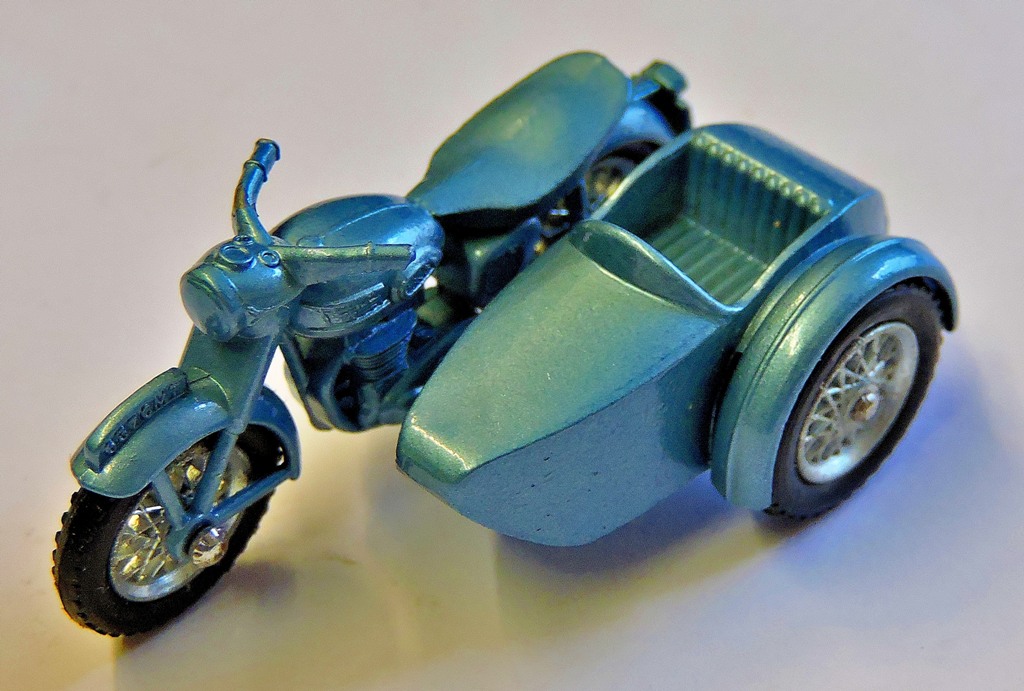 Lesney Matchbox MB 4 Triumph Motorcycle and Sidecar M & B superb Scarce