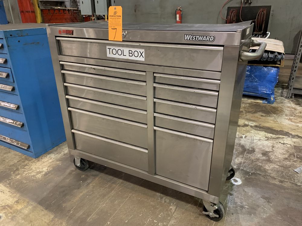 { Choice of lots: 7 } Westward Rolling Tool Box