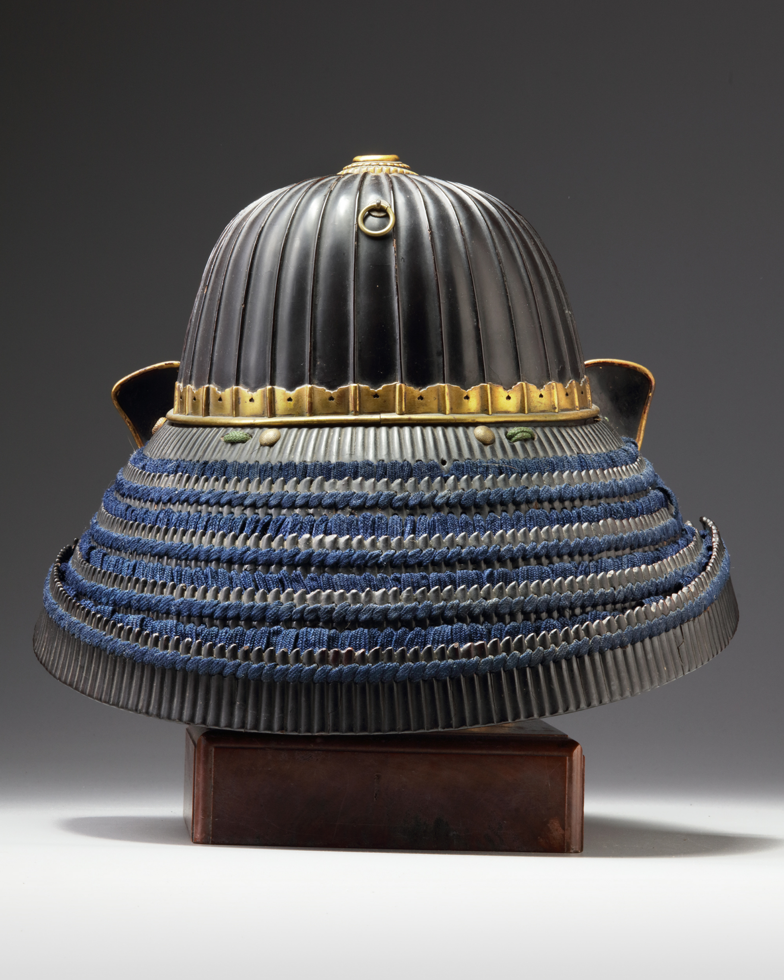 A thirty-two plate suji-kabuto helmet with small upstanding fukikaeshi ...