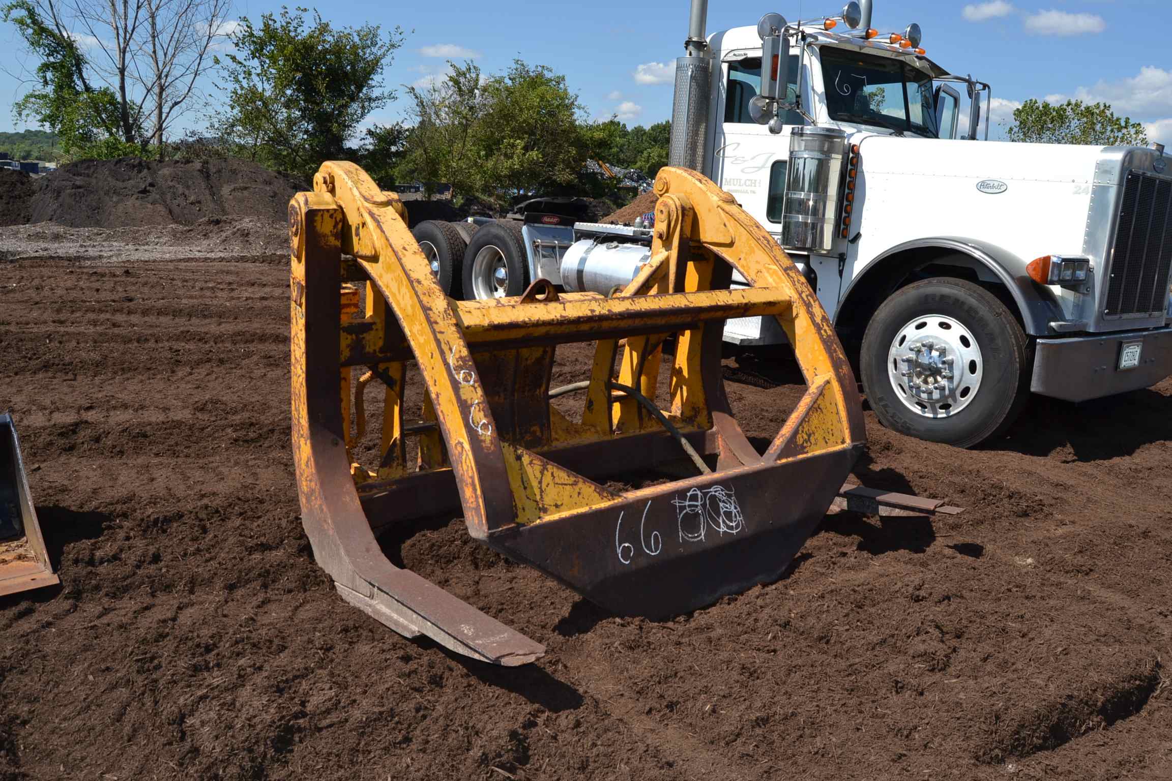 LOG FORKS FOR JOHN DEERE 644 LOADER W/HOLD DOWN