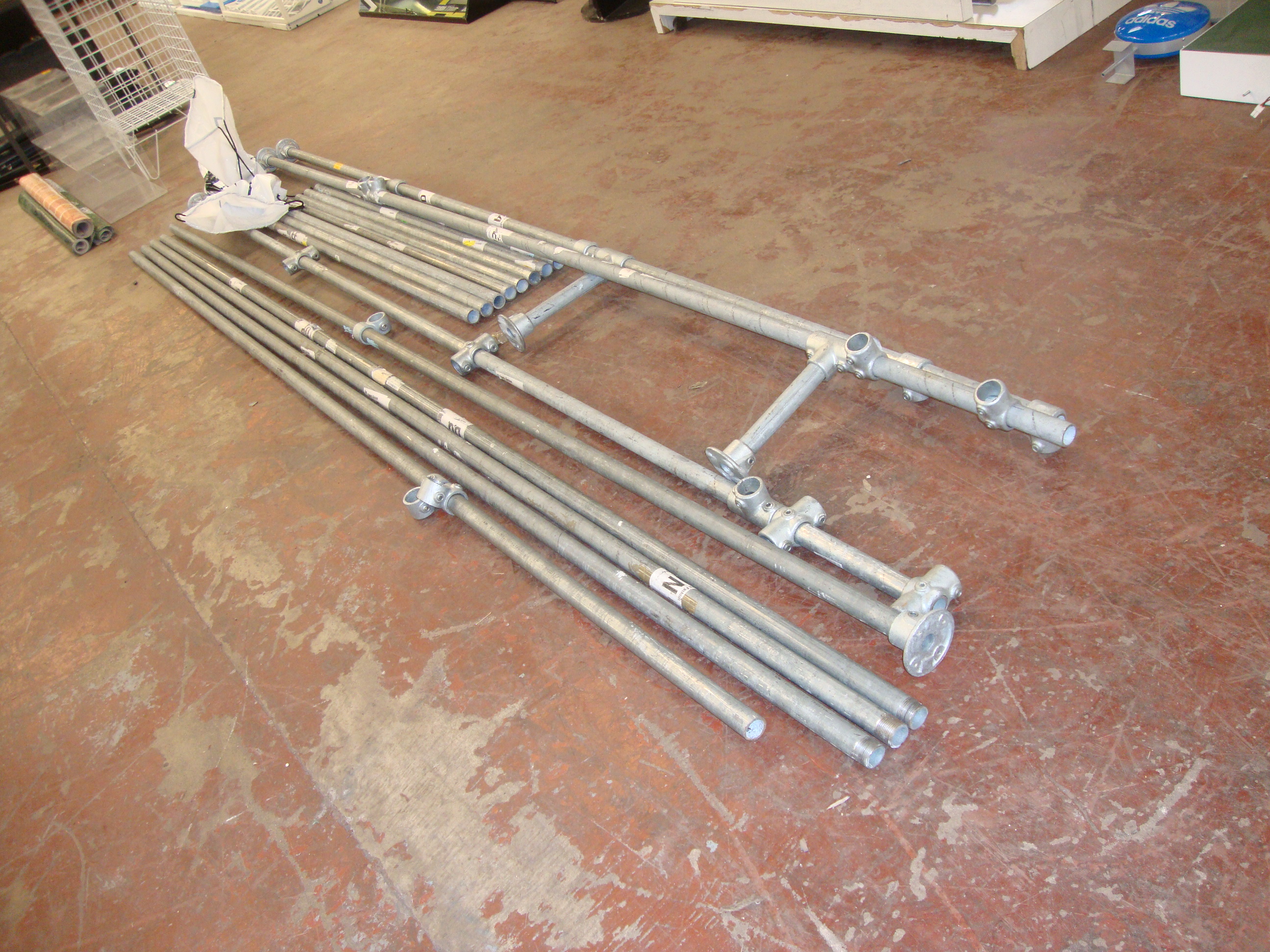 Quantity of scaffold pole type display hanging systems including 2 bags ...