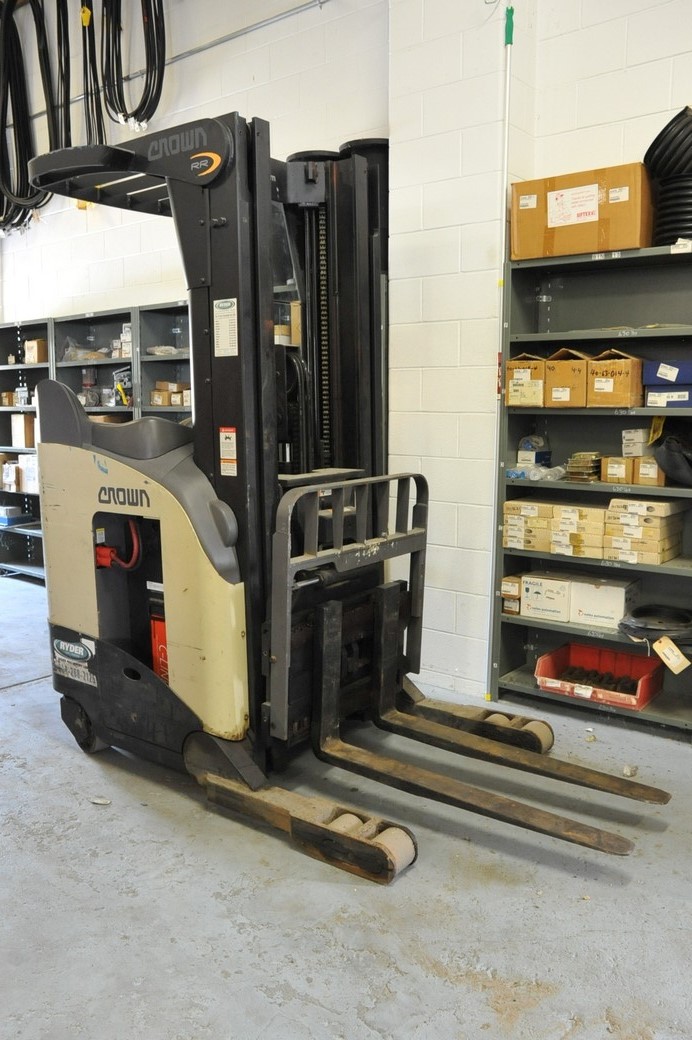 Crown Model RR S200 Series Reach Lift Truck, Serial Number: 1A2528489 ...