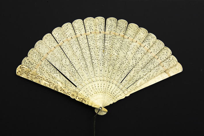 Antieke Chinese waaier in fijnuitgewerkte ivoor - hoogte : 24 cm met ...