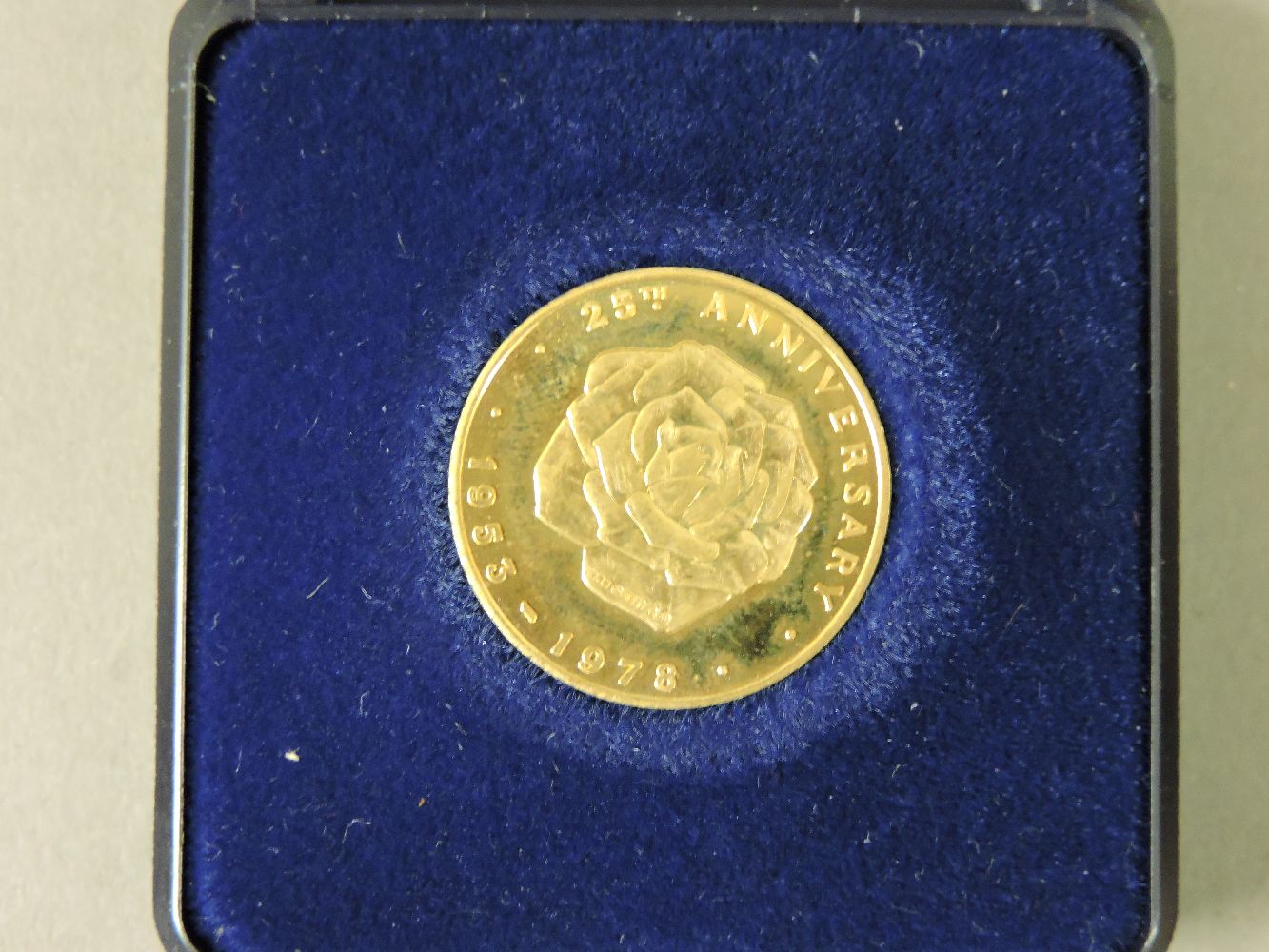 A 9ct gold 25th Anniversary Conquest of Everest coin, a further 9ct ...