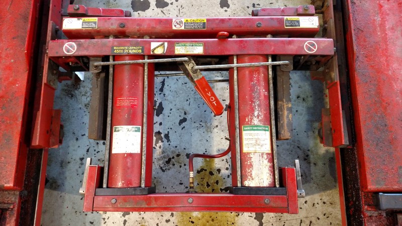 Hunter 9,000 Lb. Parallelogram Alignment Lift w/ (2) 4,500 Lb. Swinging ...