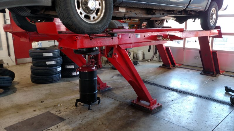 Hunter 9,000 Lb. Parallelogram Alignment Lift w/ (2) 4,500 Lb. Swinging ...
