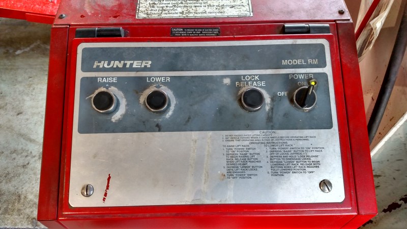 Hunter 9,000 Lb. Parallelogram Alignment Lift w/ (2) 4,500 Lb. Swinging ...