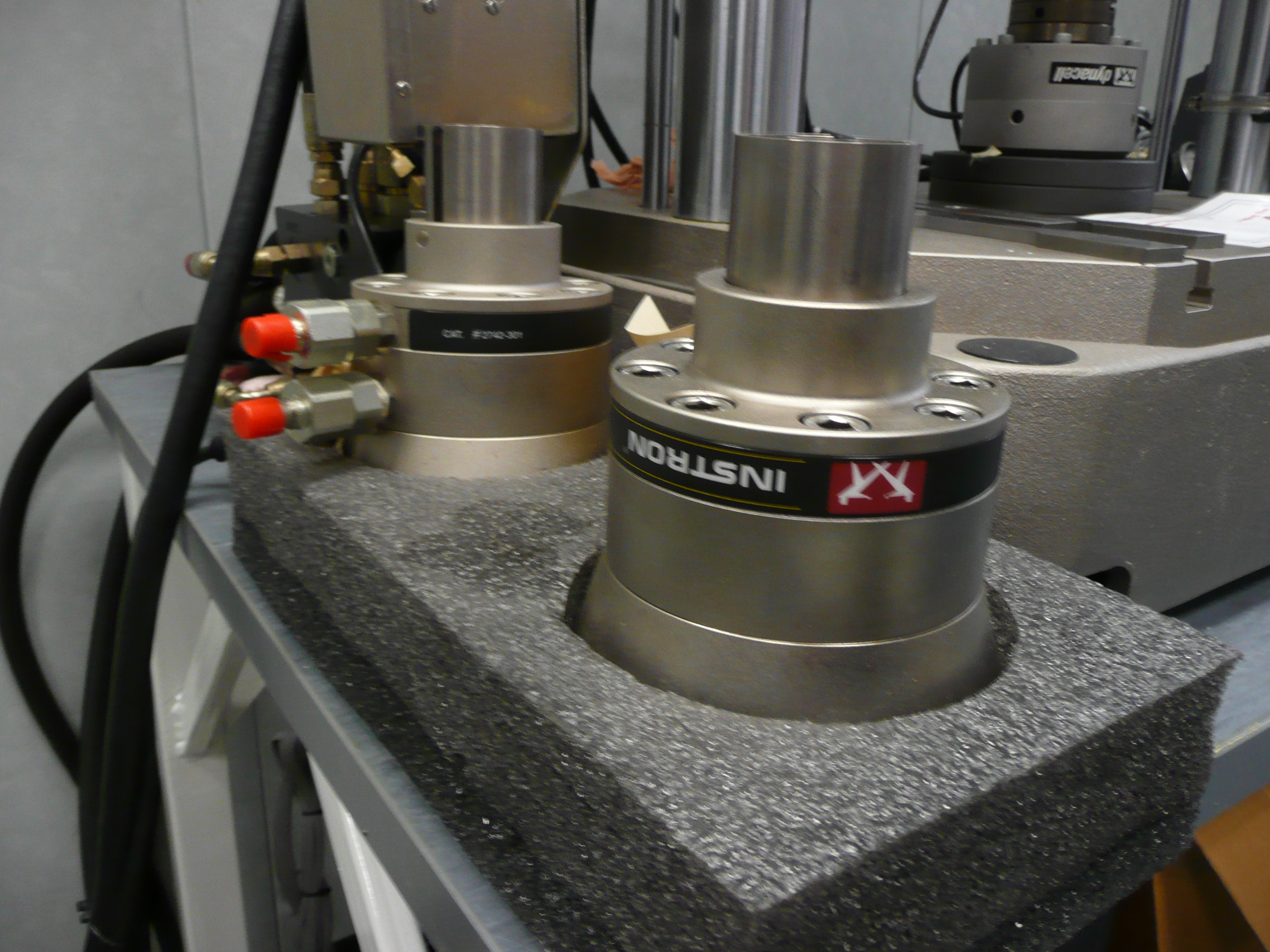 Instron, 8872, push pull fatigue testing system with adjustable ...