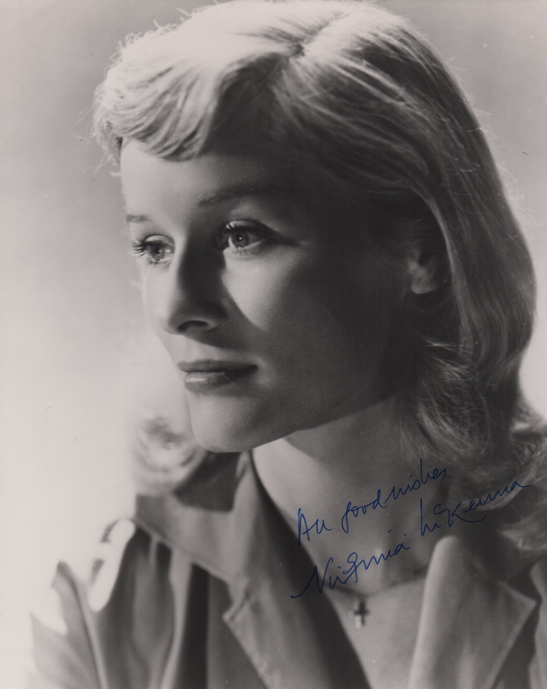 ACTRESSES: Small selection of signed postcard photographs and slightly ...