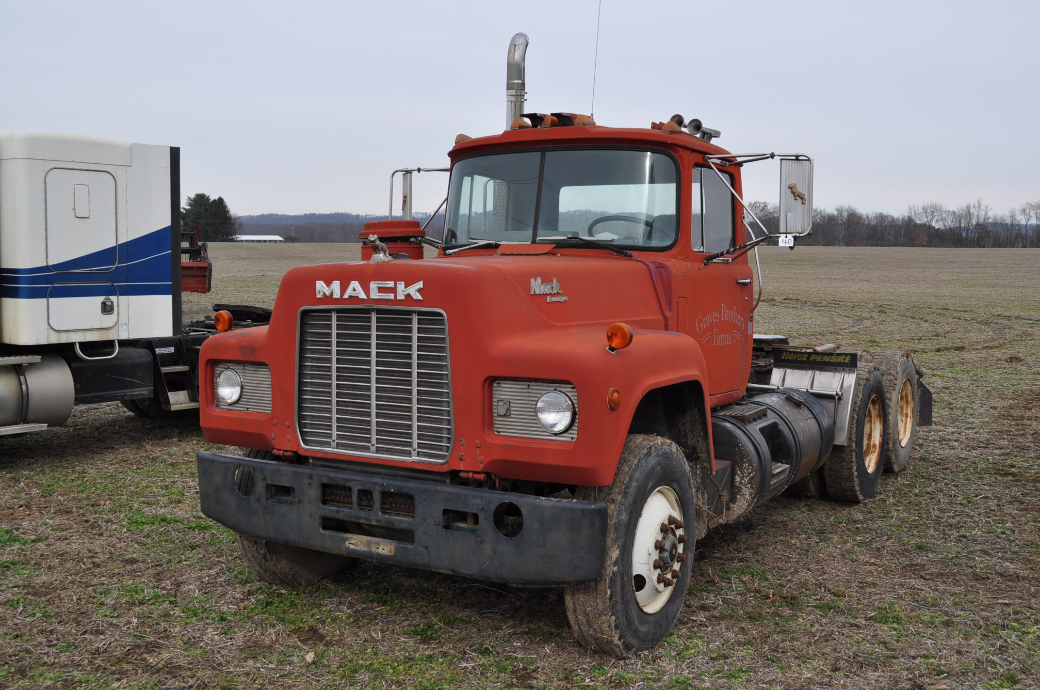 1988 MACK Econodyne R688ST semi, 11 R 22.5 tires, 9-speed Eaton Fuller ...