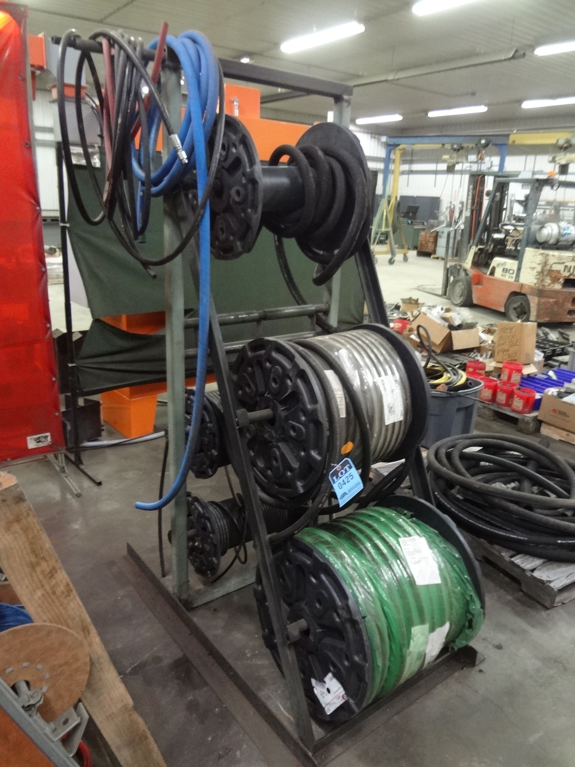 { Group of lots: 423, 424, 425 } HOSE RACK WITH NEW HYDRAULIC HOSE