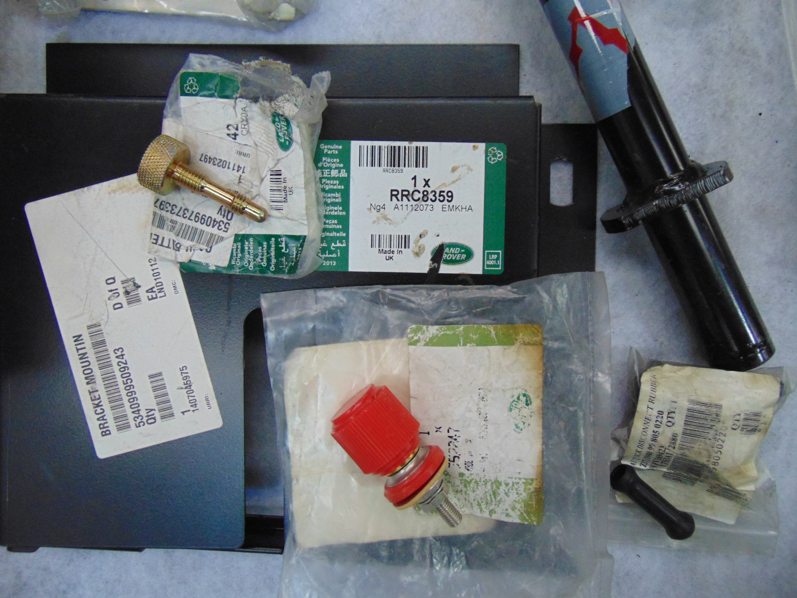 You are bidding on UNISSUED Assortment of Genuine Land Rover Parts. It ...